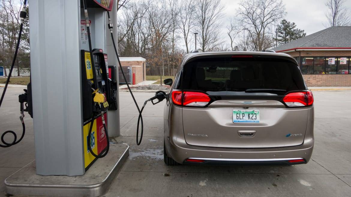 How fuel-efficient is Chrysler's new plug-in hybrid minivan? | Cars.com